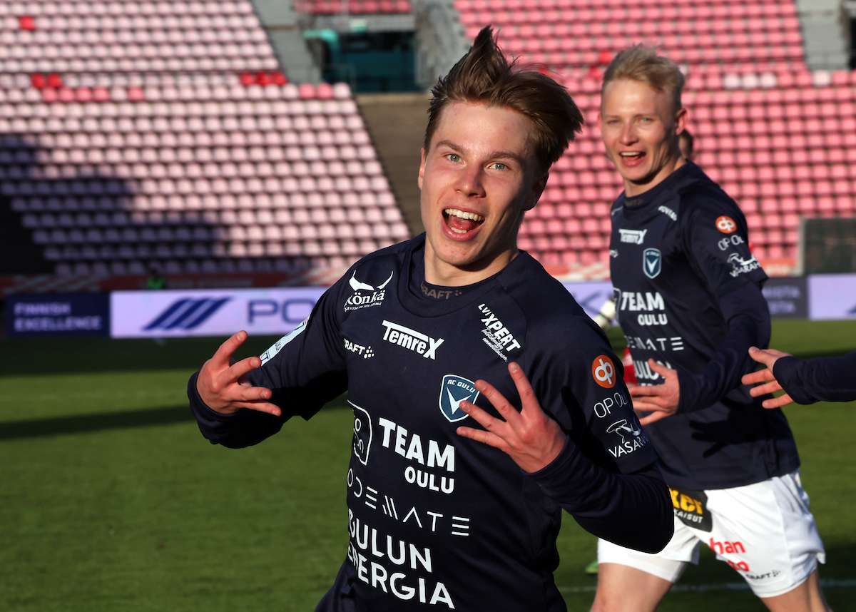 Hattutemppu! Liimatta johdatti Pikkuhuuhkajat hienoon voittoon